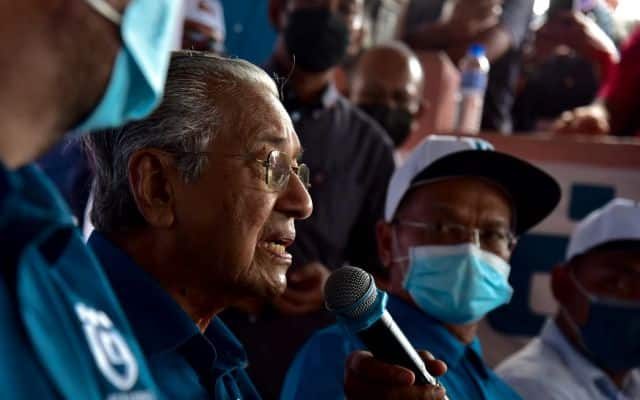 Tun Dr Mahathir tinggalkan Pejuang bersama 12 lagi ahli Tun Dr Mahathir tinggalkan Pejuang bersama 12 lagi ahli