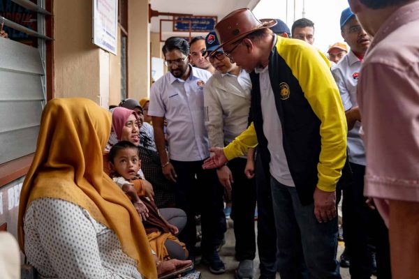 Anwar lawat mangsa banjir di Segamat Anwar lawat mangsa banjir di Segamat