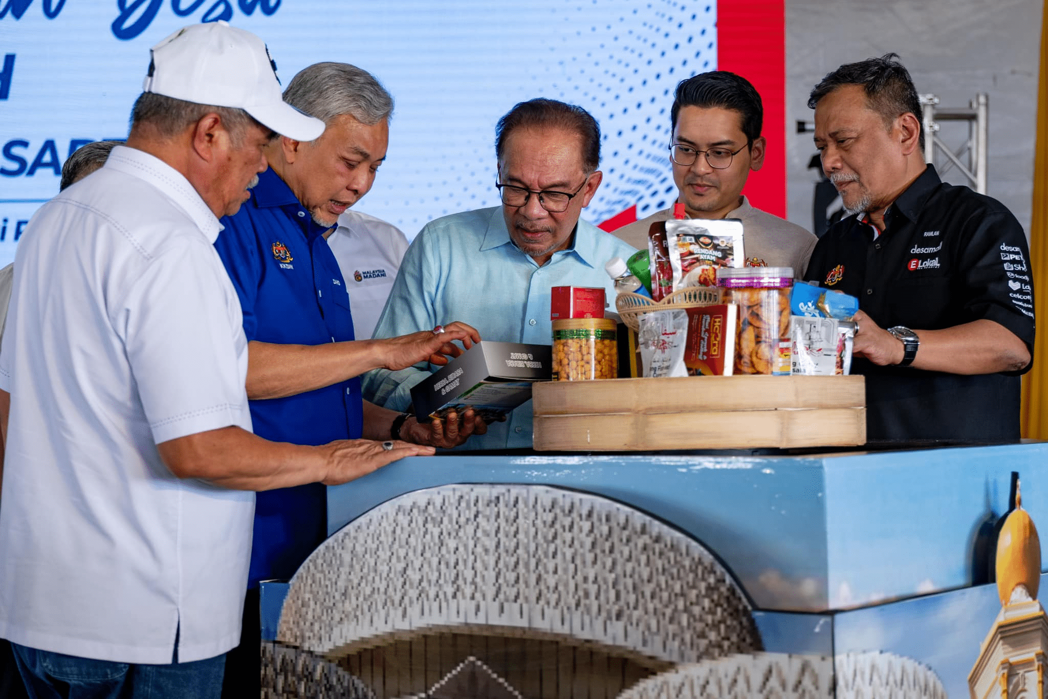 Produk usahawan desa yang berkualiti akan dipasarkan besar-besaran, kata PM
